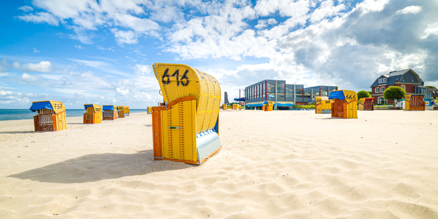 Alte Schwimmhalle in Laboe im Sommerlicht - meeresfoto.de