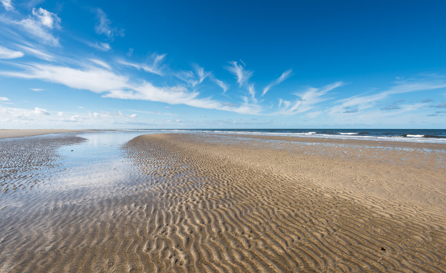 Nordseewatt und Priel im Sonnenlicht - meeresfoto.de