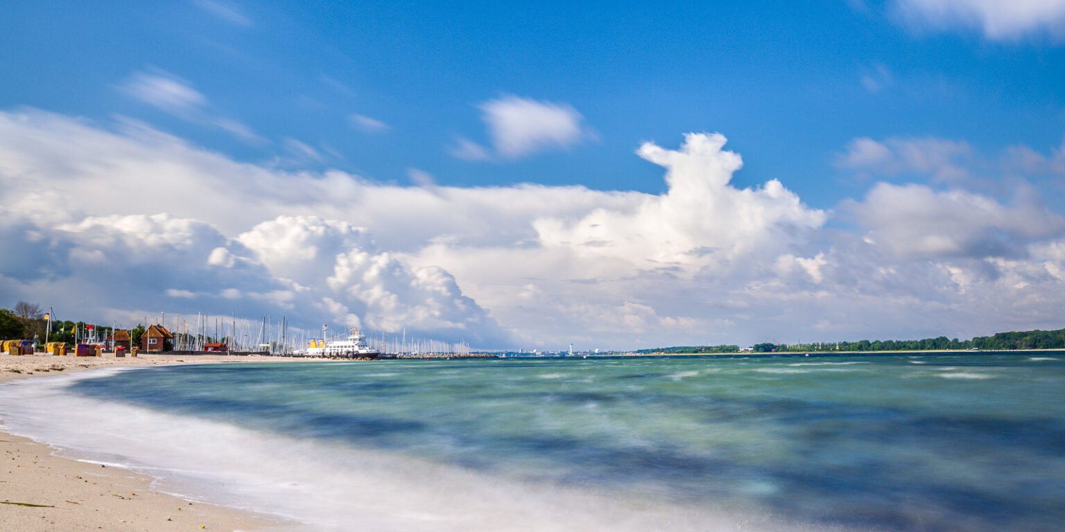 Strand und Hafen in Laboe - meeresfoto.de